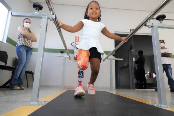 Menina que nasceu com malformação na perna ganha prótese e começa a ...